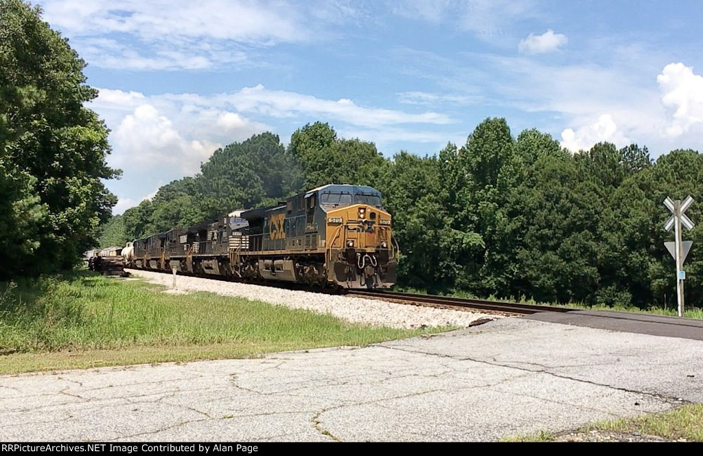 CSX 570 leads 5 units across Elgin Road